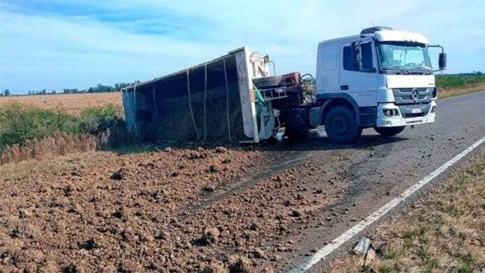 Camión con ripio volcó y derramó la carga | DIARIO LA CALLE