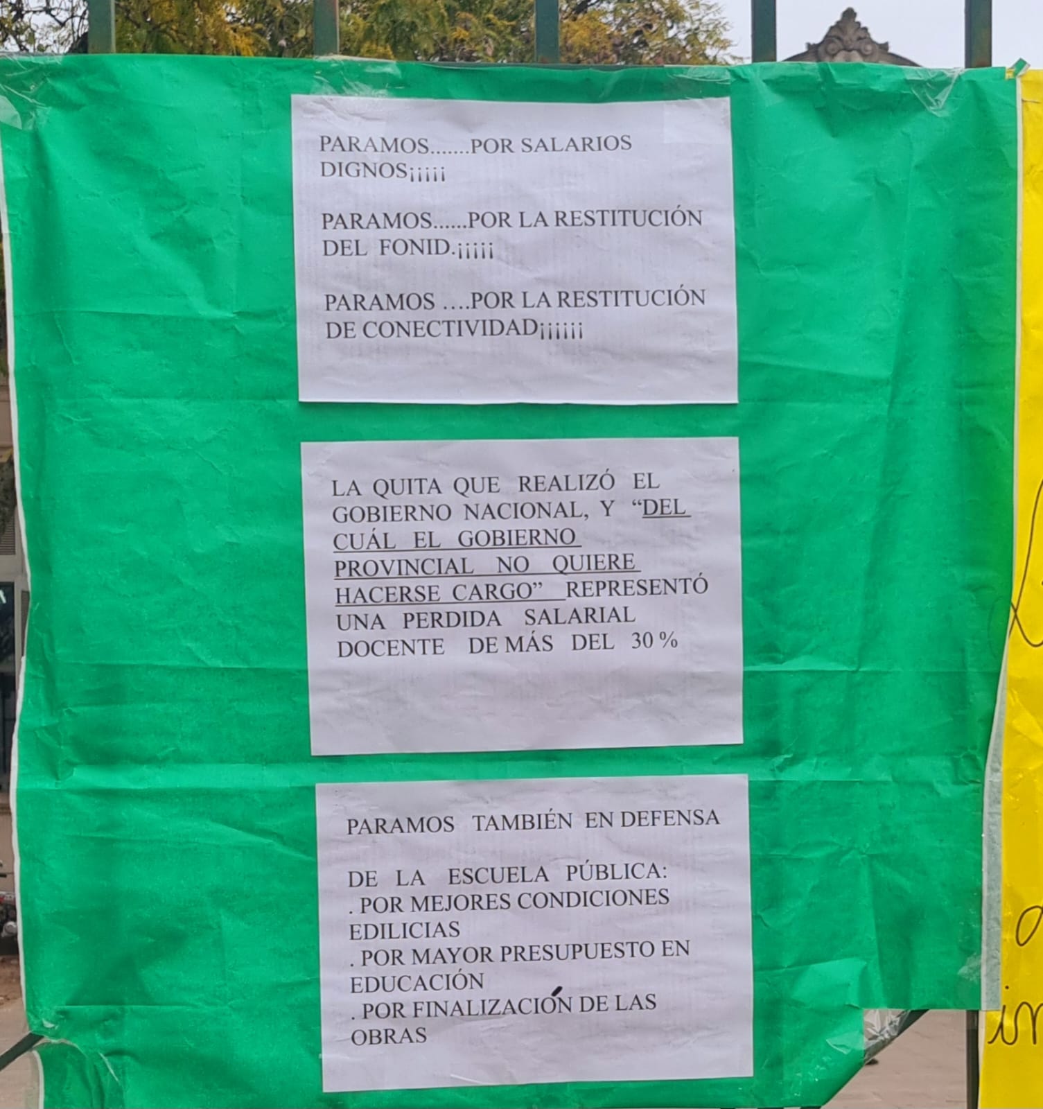 Docentes exhibieron, a través de carteles, el monto de sus sueldos ...